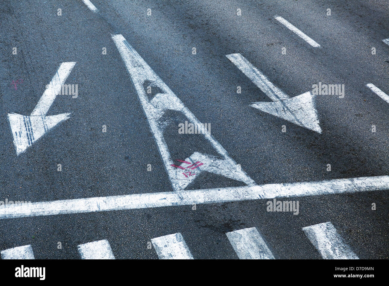 Elevato angolo di visione della segnaletica stradale in corrispondenza ...