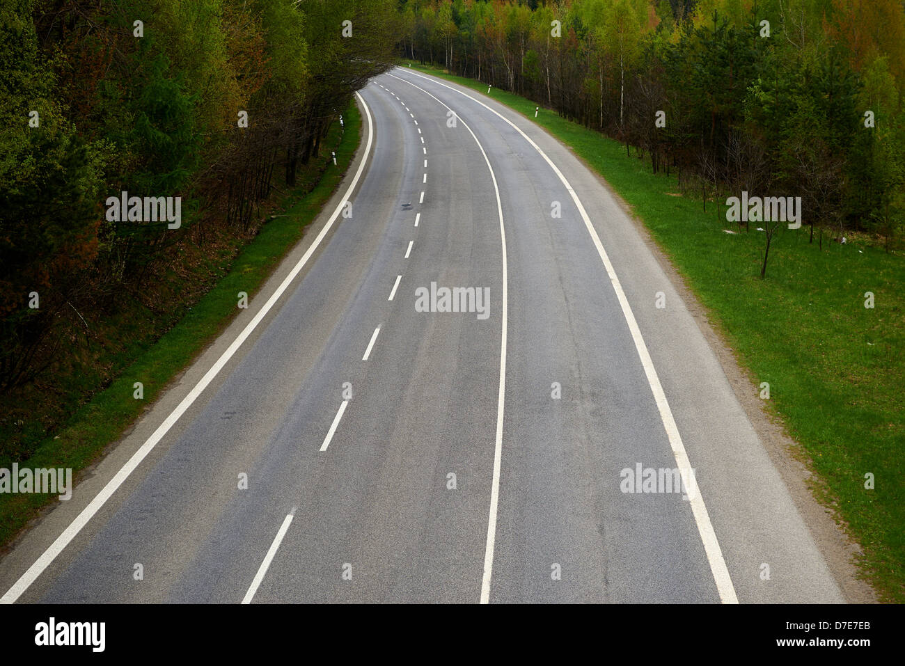 Strada con curve curve immagini e fotografie stock ad alta risoluzione ...