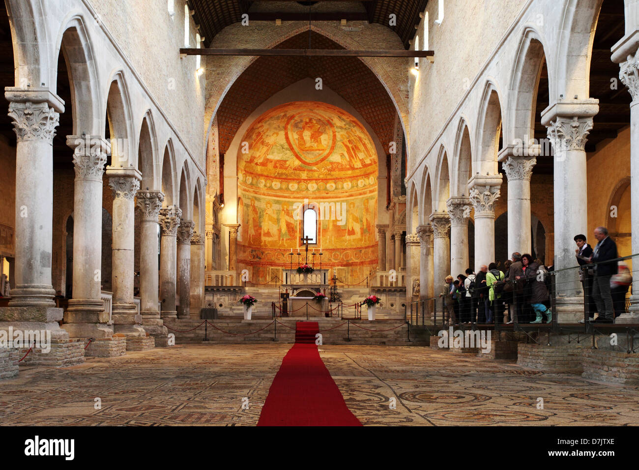 La navata centrale e altare della Basilica di Santa Maria Assunta di ...