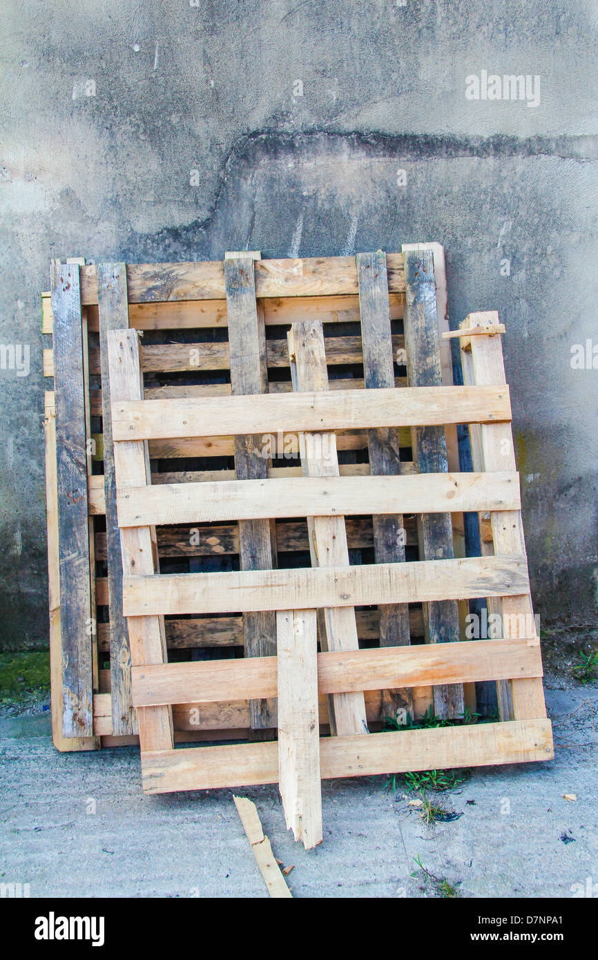 I pallet rotti contro una parete Foto stock - Alamy