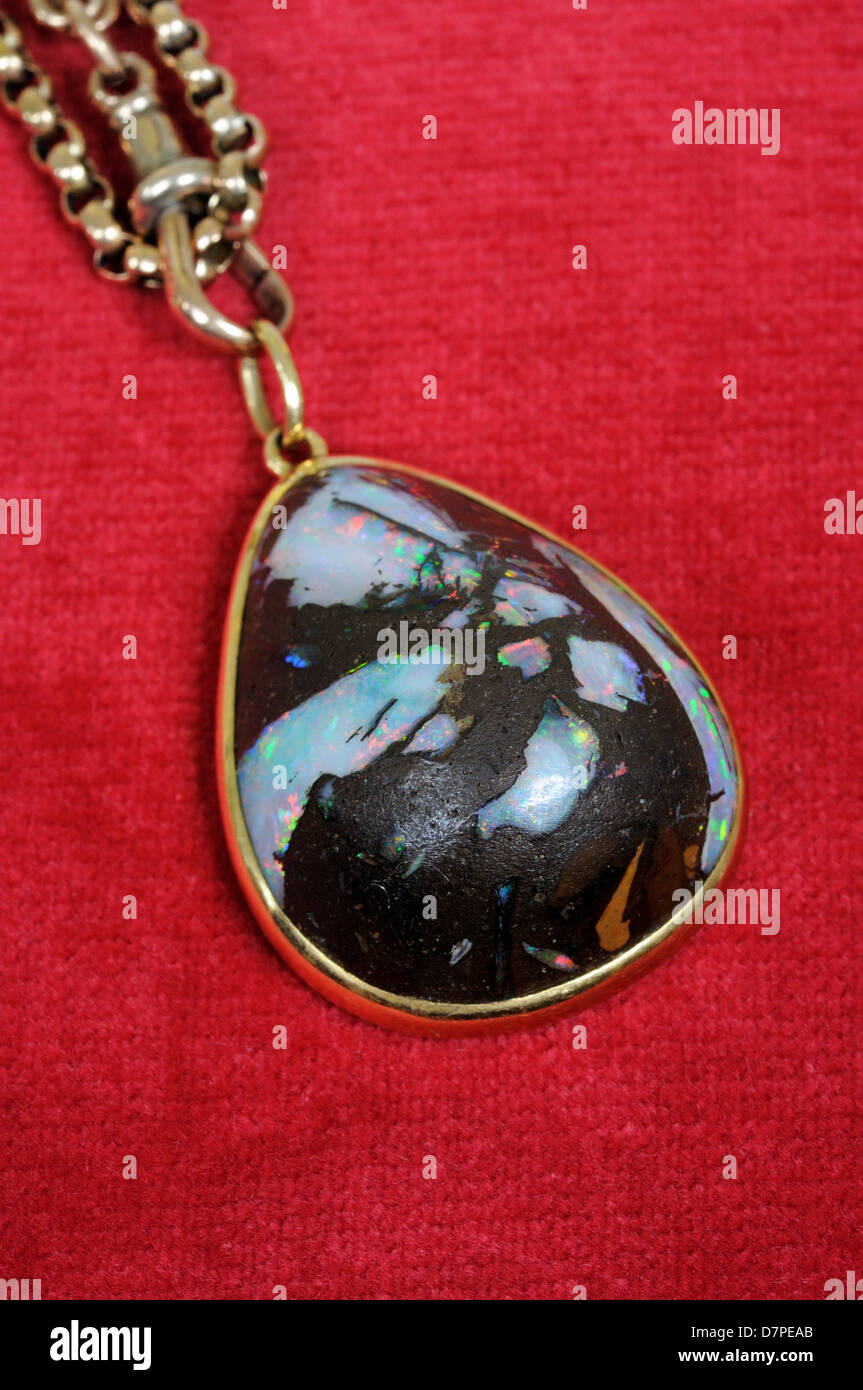 Opal gemstones immagini e fotografie stock ad alta risoluzione - Alamy