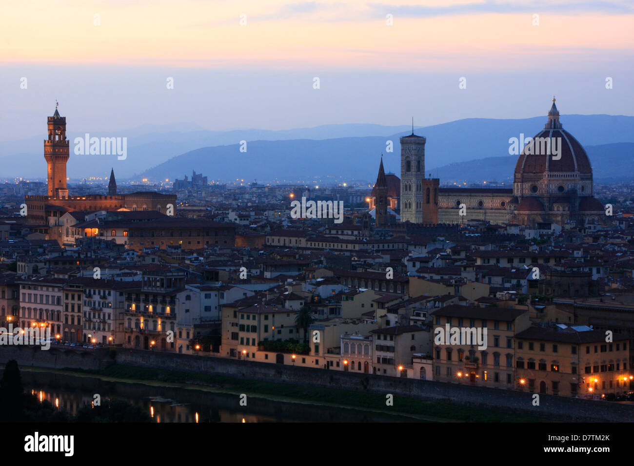 Skyline di Firenze che mostra il Duomo di notte, Italia Foto stock - Alamy