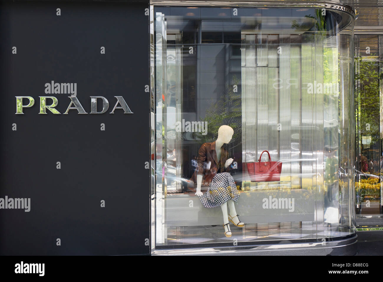 Prada logo immagini e fotografie stock ad alta risoluzione - Alamy