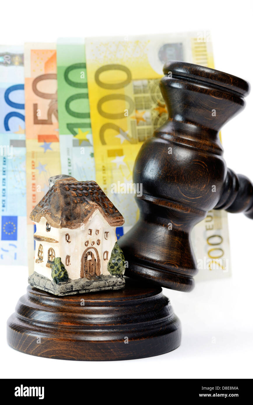 Martello e casa in miniatura foto simbolo di esclusione Foto stock - Alamy