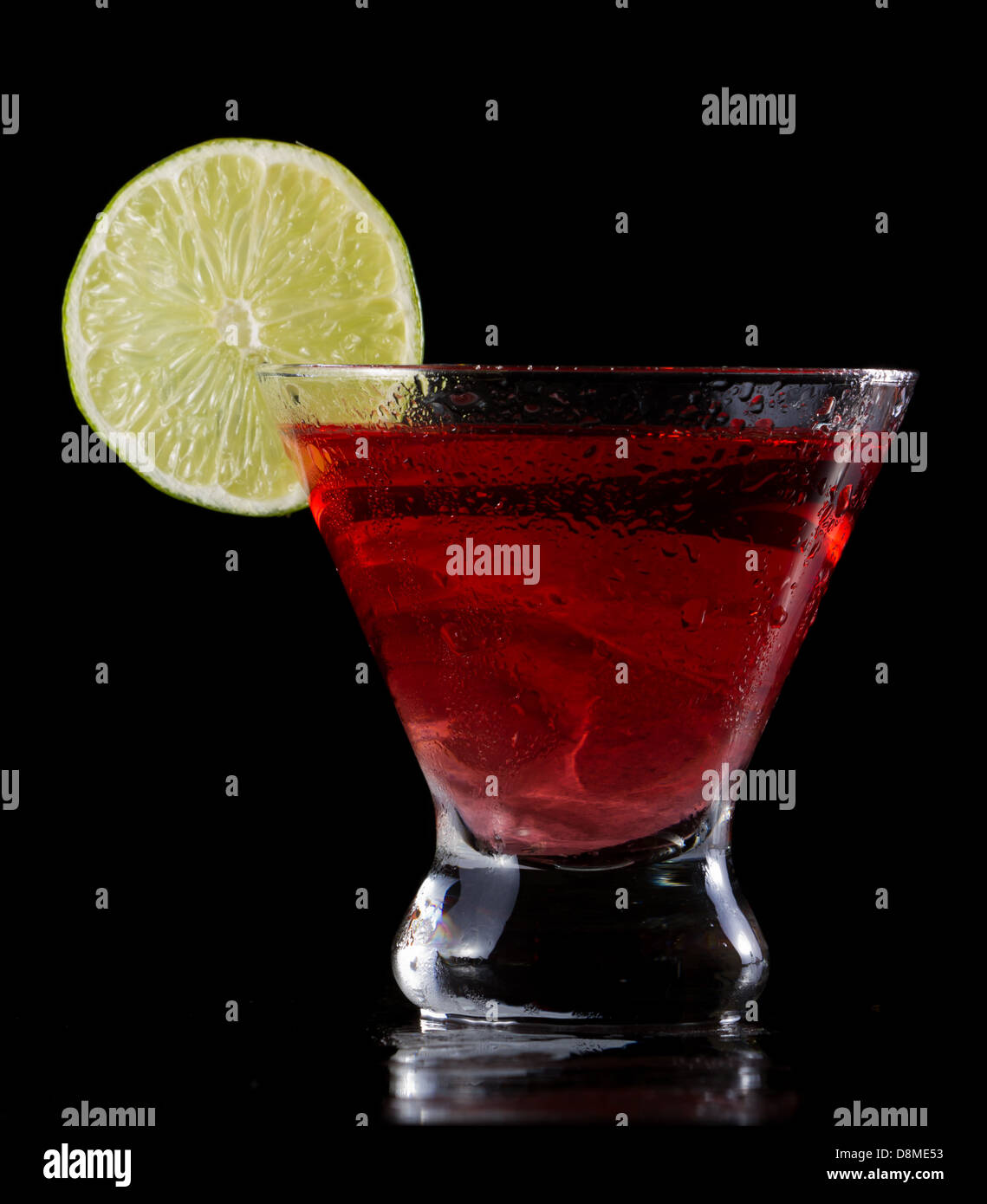 Stemless coppetta Martini con vodka e cranberry guarnita di un lime ...