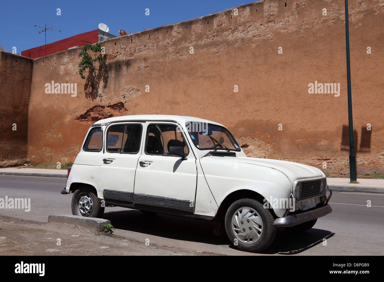 Vecchia Renault R4 nella vecchia città di Rabat, Marocco Foto stock - Alamy