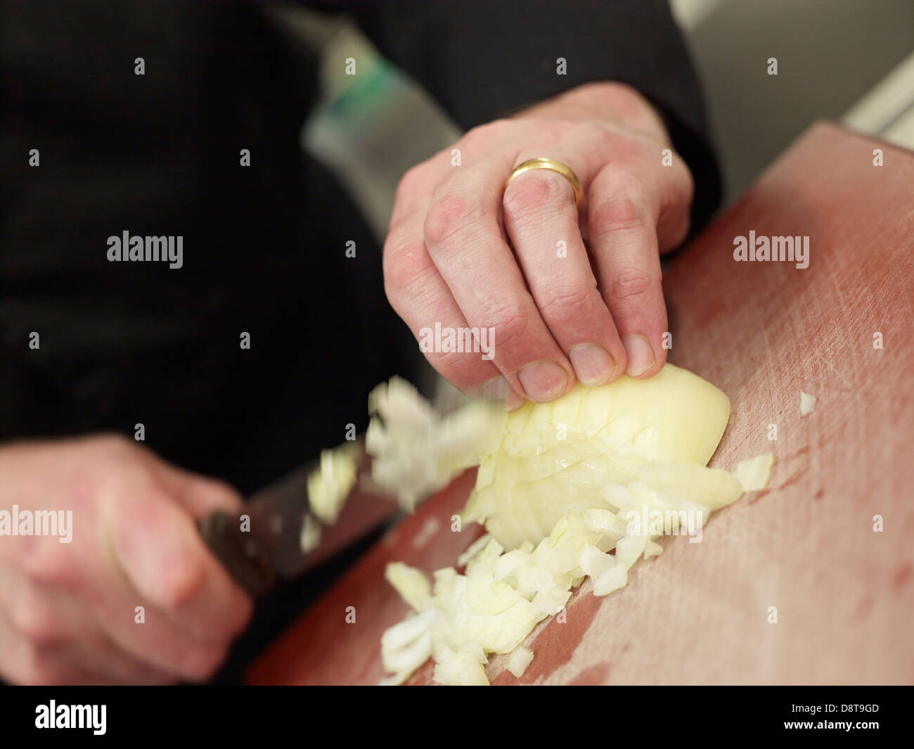 Come tritare la cipolla velocemente immagini e fotografie stock ad alta ...