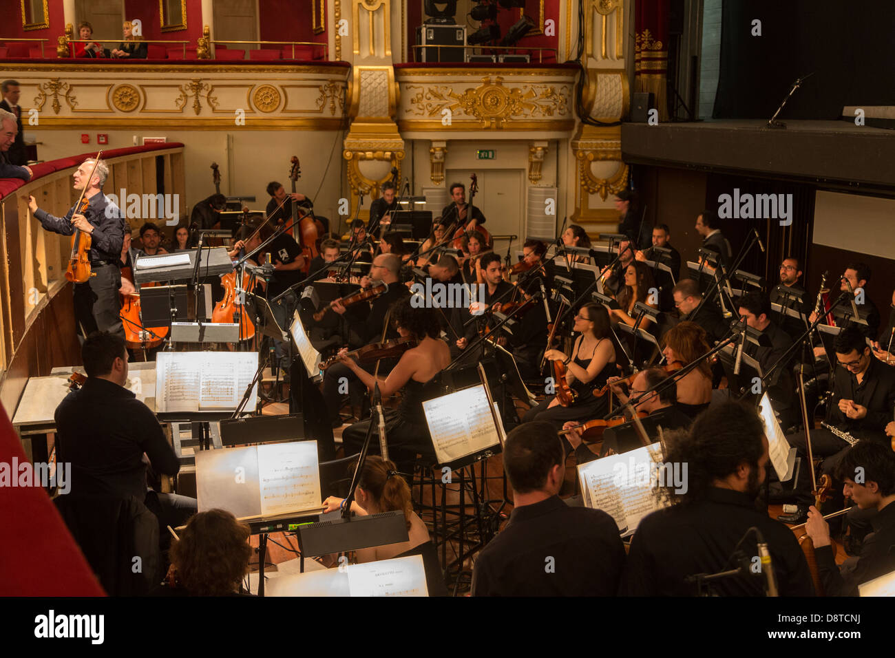 Interno della fossa dell'orchestra del Teatro Petruzzelli opera house ...