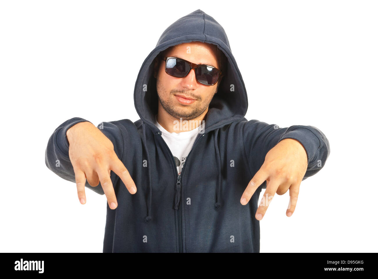 Il rapper con cappuccio uomo gesto con le sue dita isolato su sfondo ...