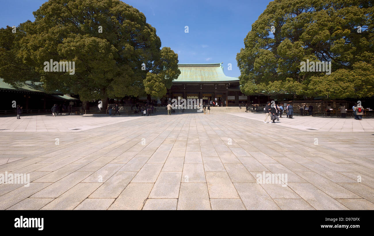 Cortile principale meiji jingu shinto shrine trees immagini e ...