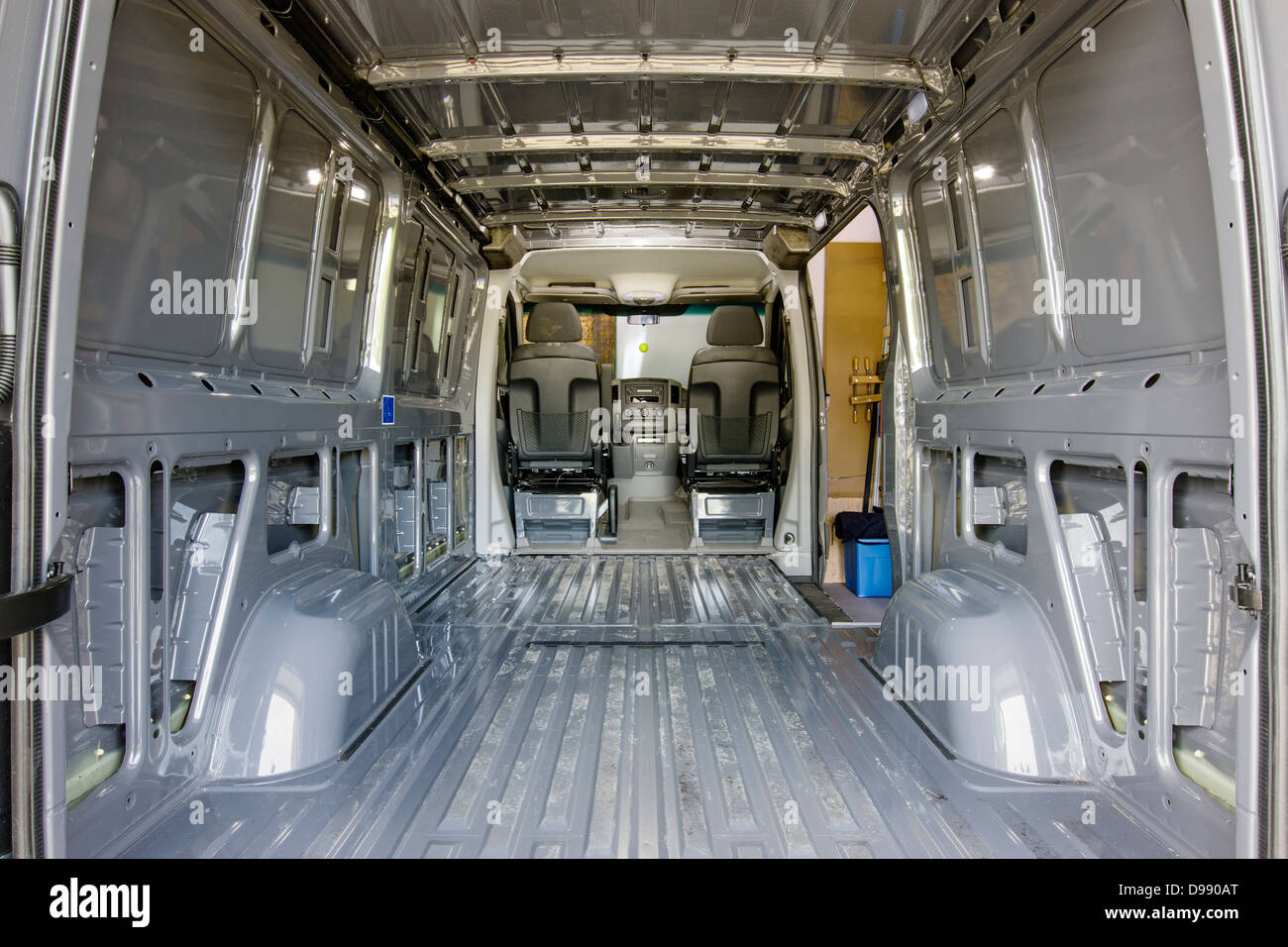 Vista interna di Mercedes-Benz Sprinter cargo FURGONE 2500, essendo ...