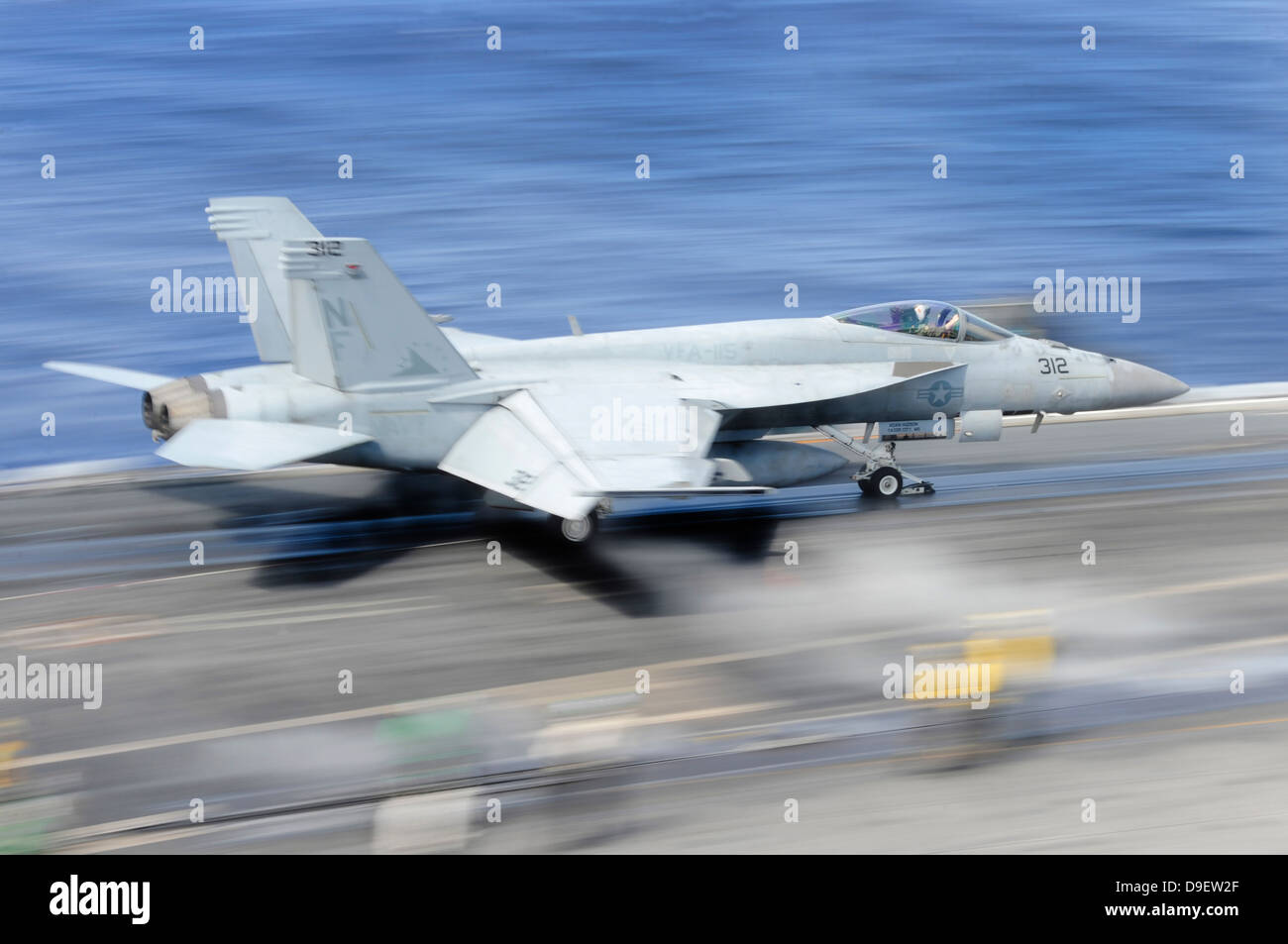 Side view f a 18 jet fighter immagini e fotografie stock ad alta ...