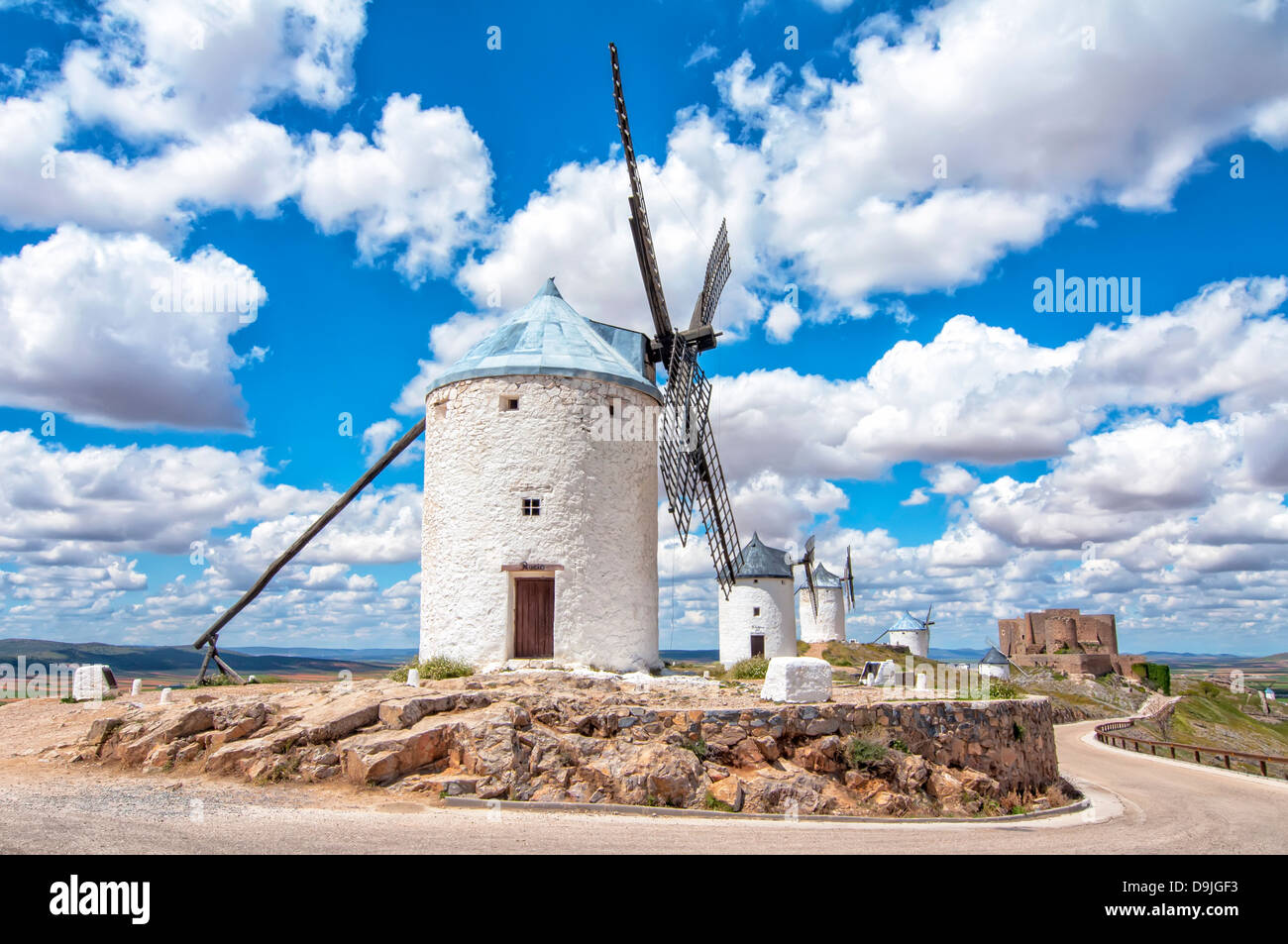 Consuegra mulini a vento e il castello immagini e fotografie stock ad ...