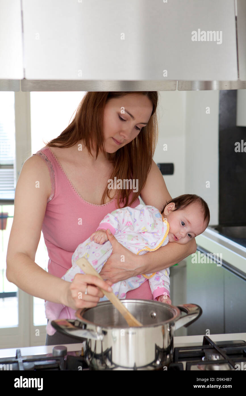 Mom multitasking kitchen immagini e fotografie stock ad alta ...