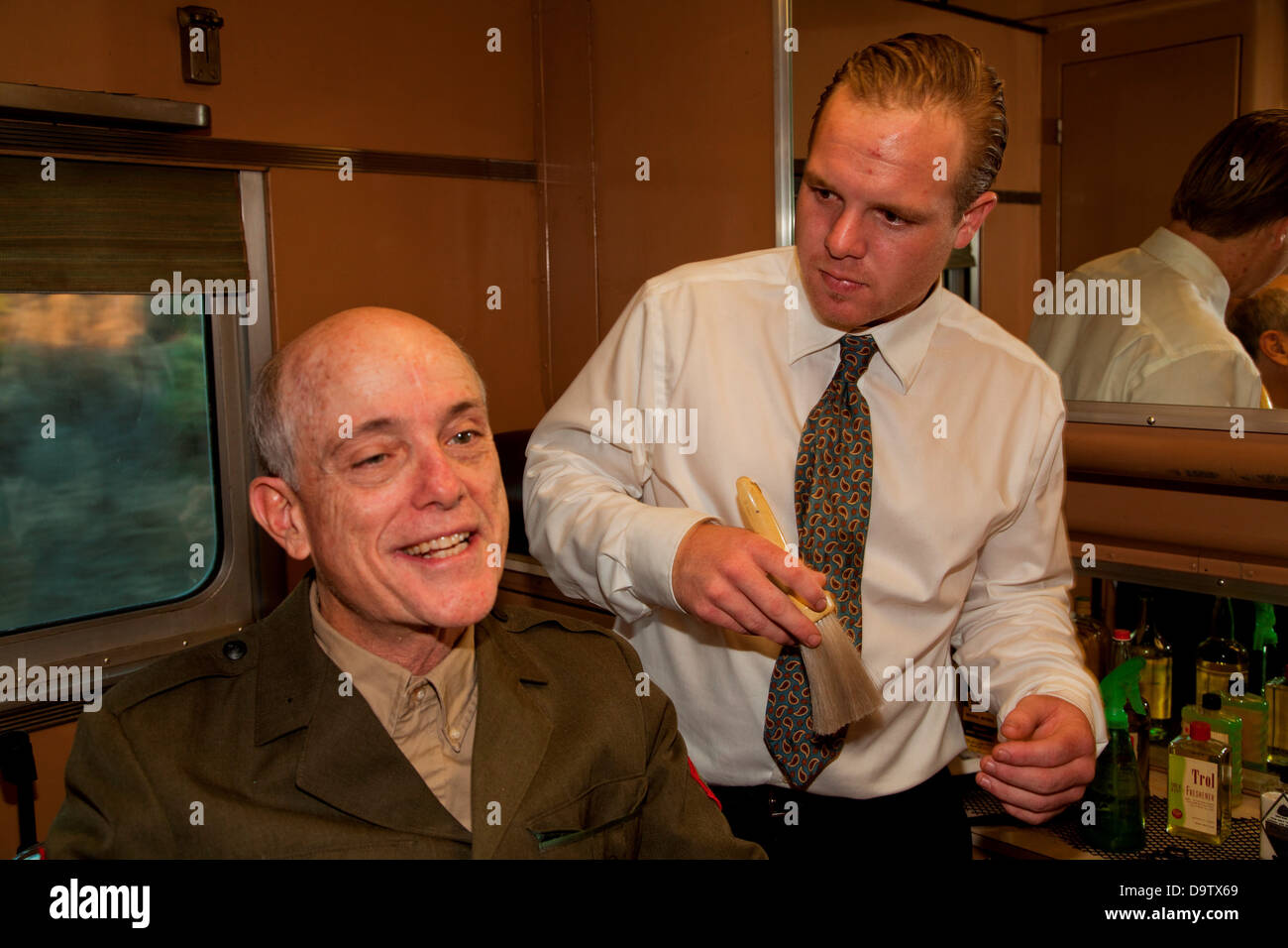 Fotografo Joseph Sohm ottiene haircut in Barberia Pearl Harbor giorno ...