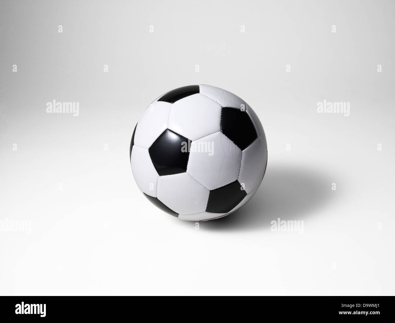 Pallone da calcio in bianco e nero immagini e fotografie stock ad alta ...