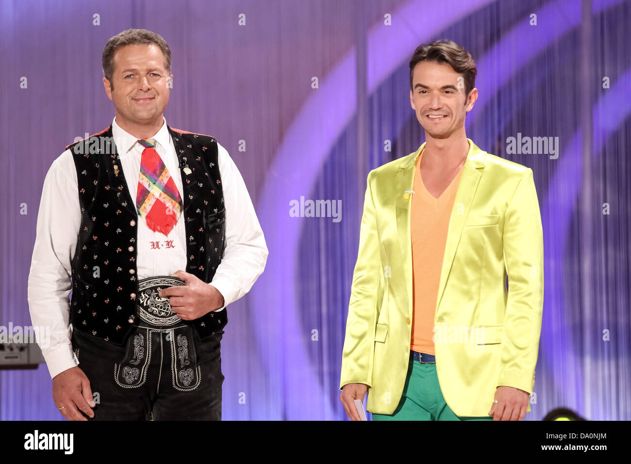 Frontman dei Kastelruther Spatzen, Norbert Rier (L), e presentatore ...