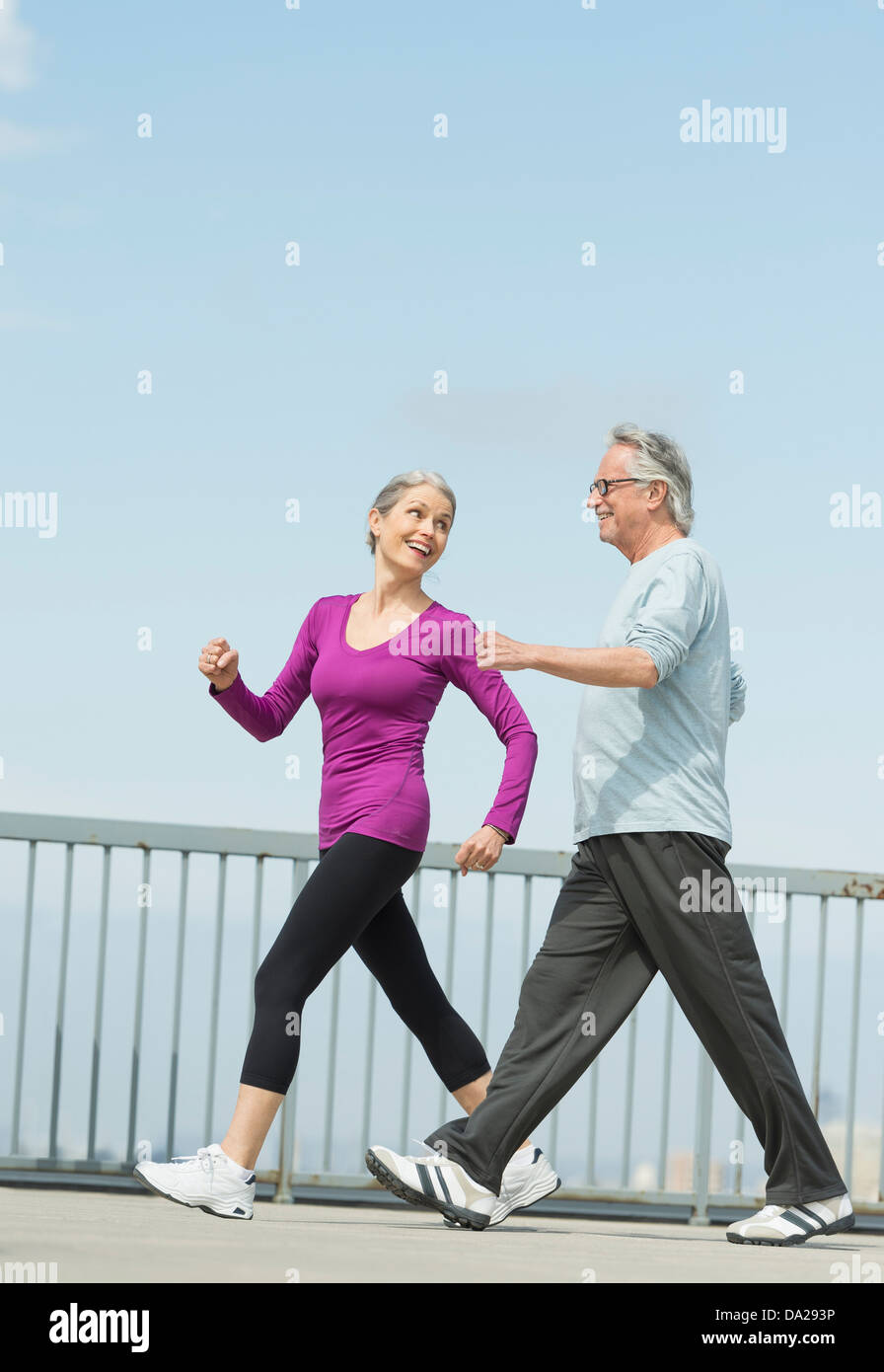 Coppia di anziani che camminano insieme immagini e fotografie stock ad ...