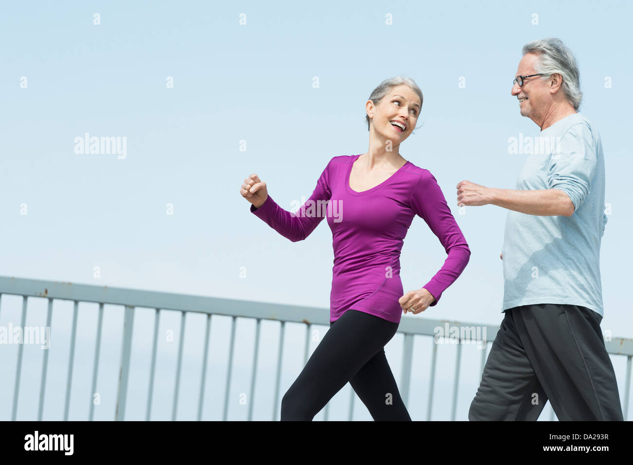 Coppia di anziani che camminano insieme immagini e fotografie stock ad ...