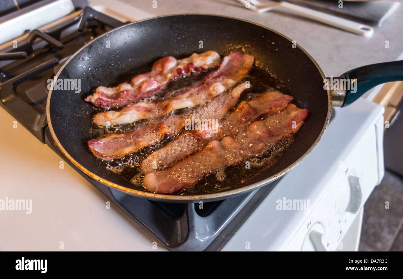 Cottura guanciale in padella immagini e fotografie stock ad alta ...