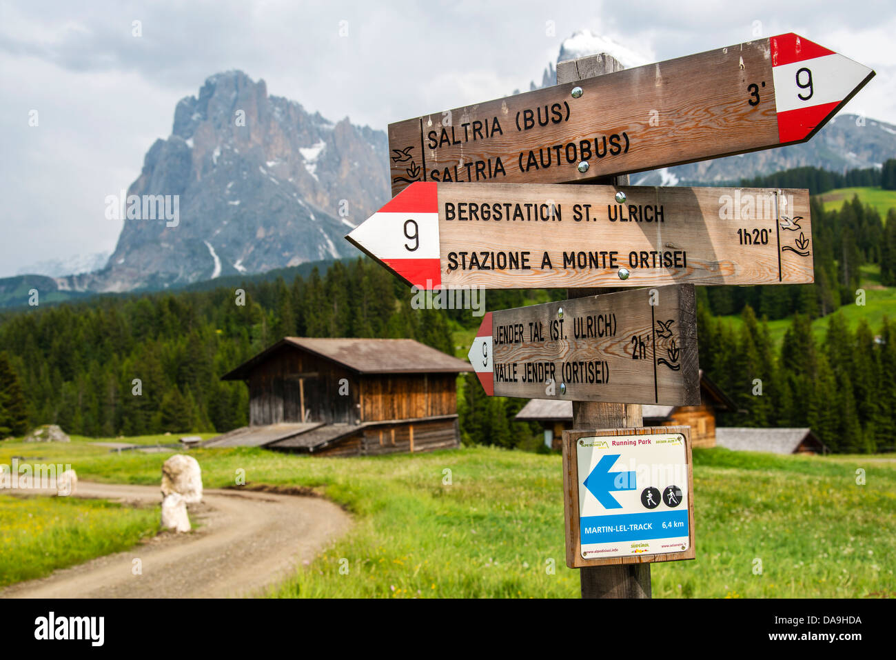 Cartello in legno montagna italia immagini e fotografie stock ad alta ...