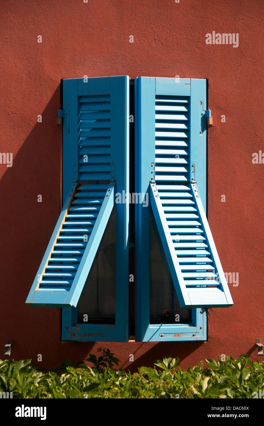 Persiane azzurre immagini e fotografie stock ad alta risoluzione - Alamy