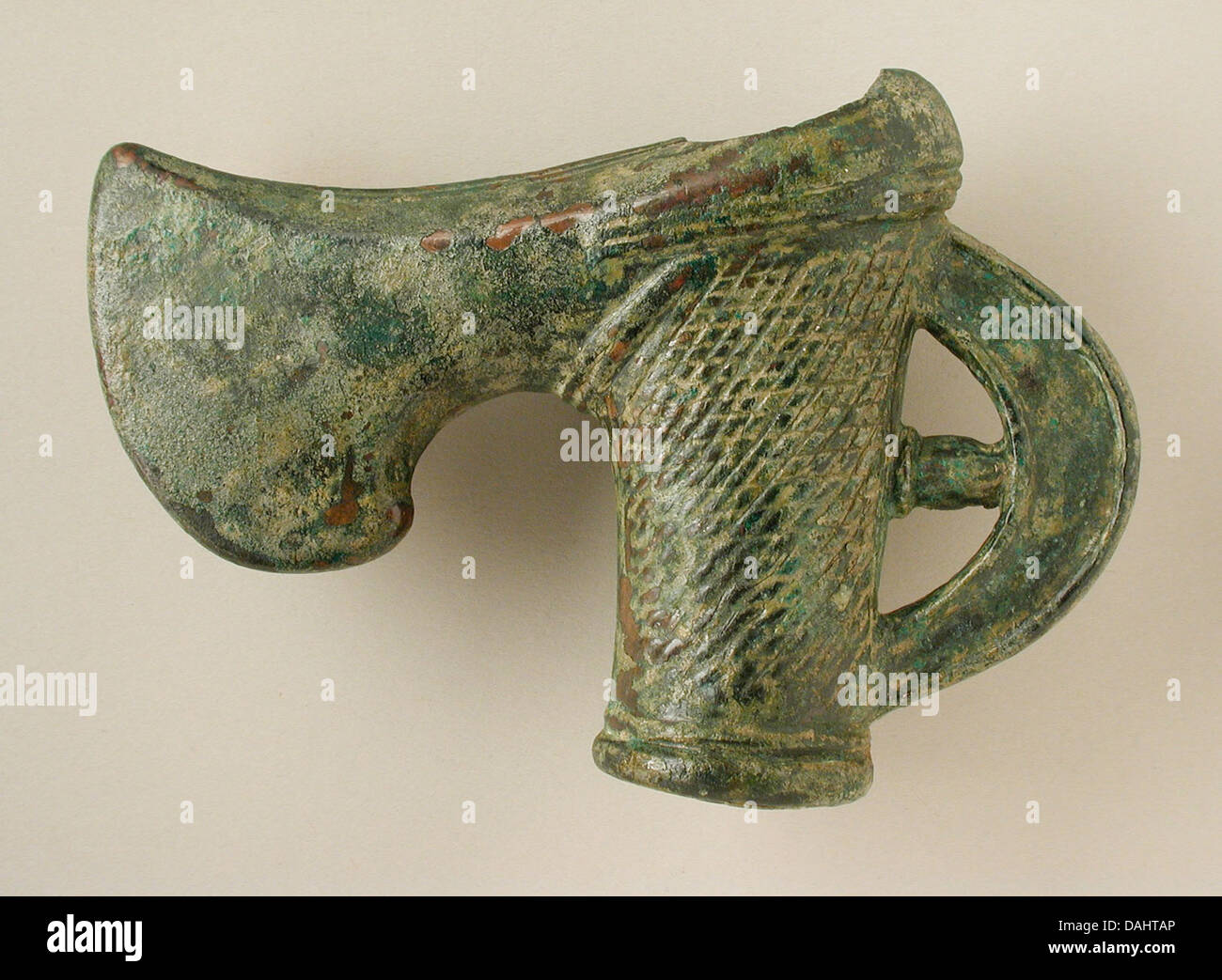 Questa testa asfaltata, realizzata in metallo, era usata come strumento ...