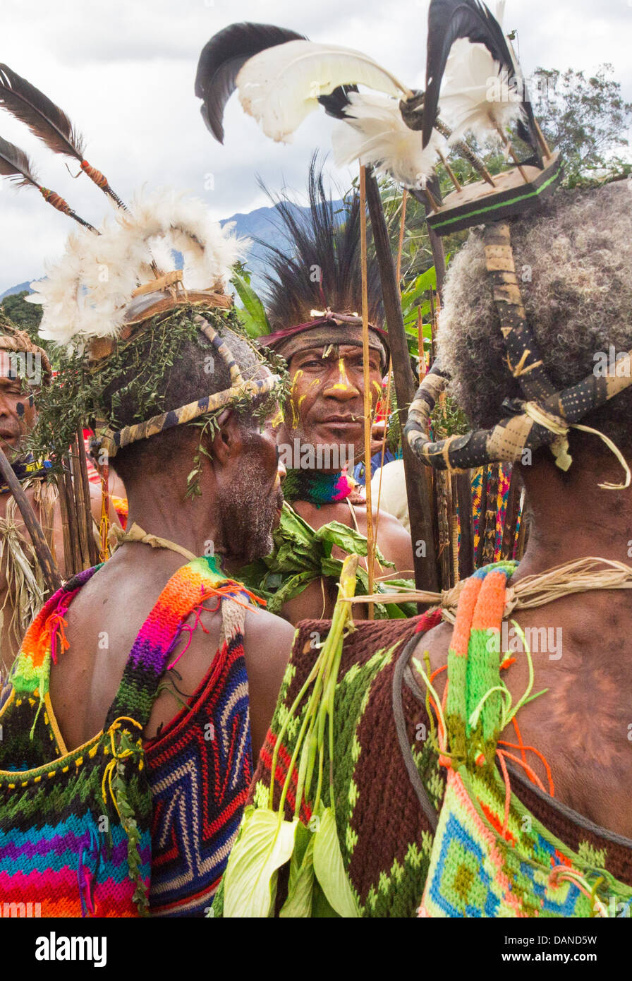 Gruppo di tribesmen in costume tradizionale, indossando bilums e ...