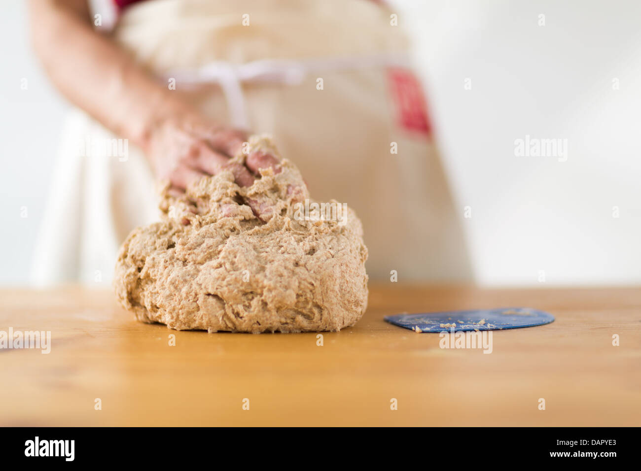 Ragazza che impasta il pane immagini e fotografie stock ad alta ...