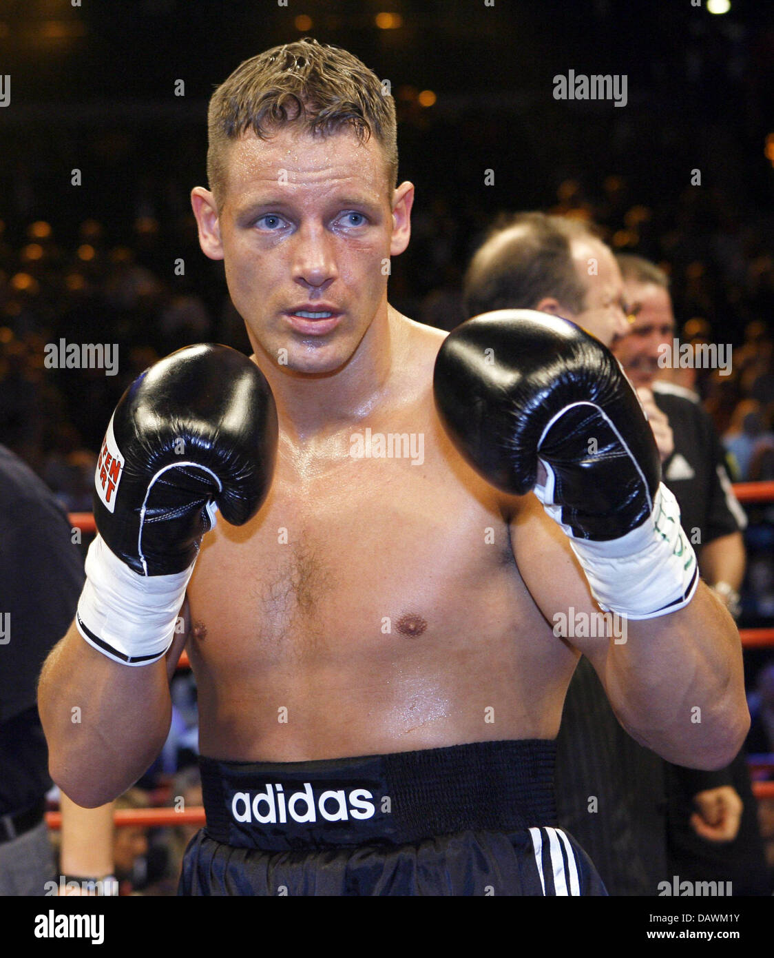 Il tedesco boxe pro Thomas Ulrich pone prima di combattere l'italiano ...