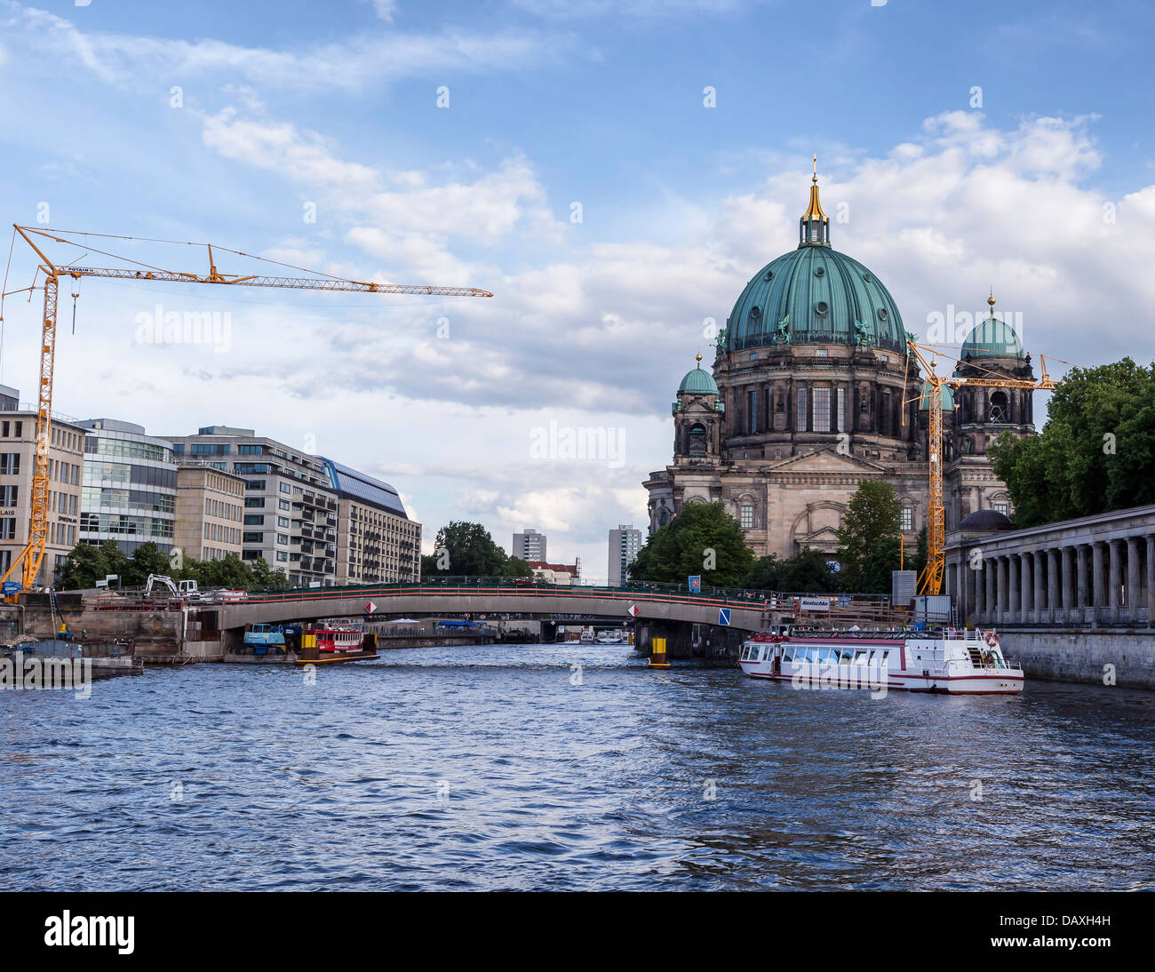 Berliner Dom (cupola di Berlino), il ponte, la barca turistica e il ...