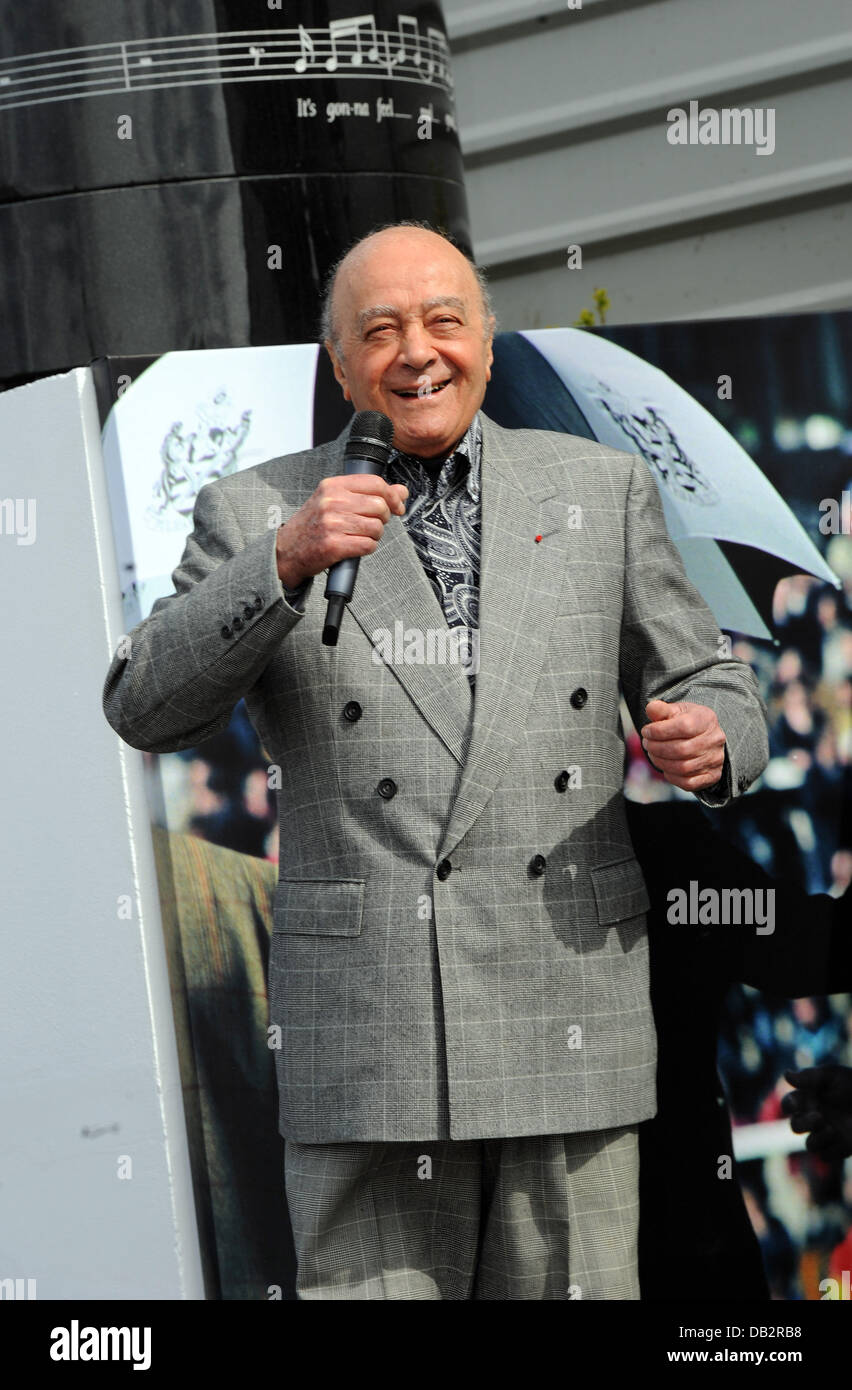 Mohamed Al Fayed scoprimento di Michael Jackson della statua a Fulham's ...