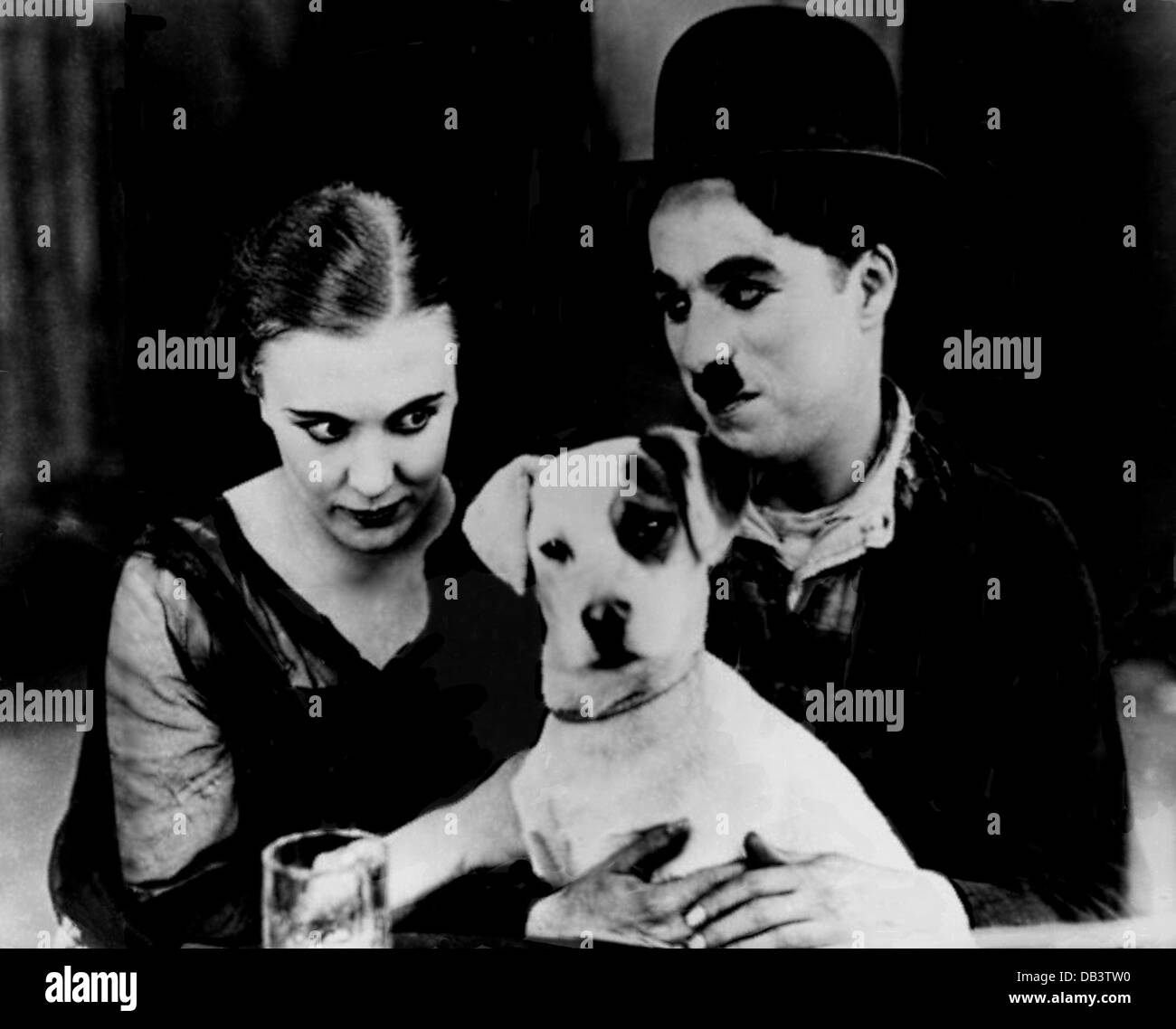 Charlie Chaplin - CHARLOT UN CANE LA VITA prima foto nazionali, 1918 ...