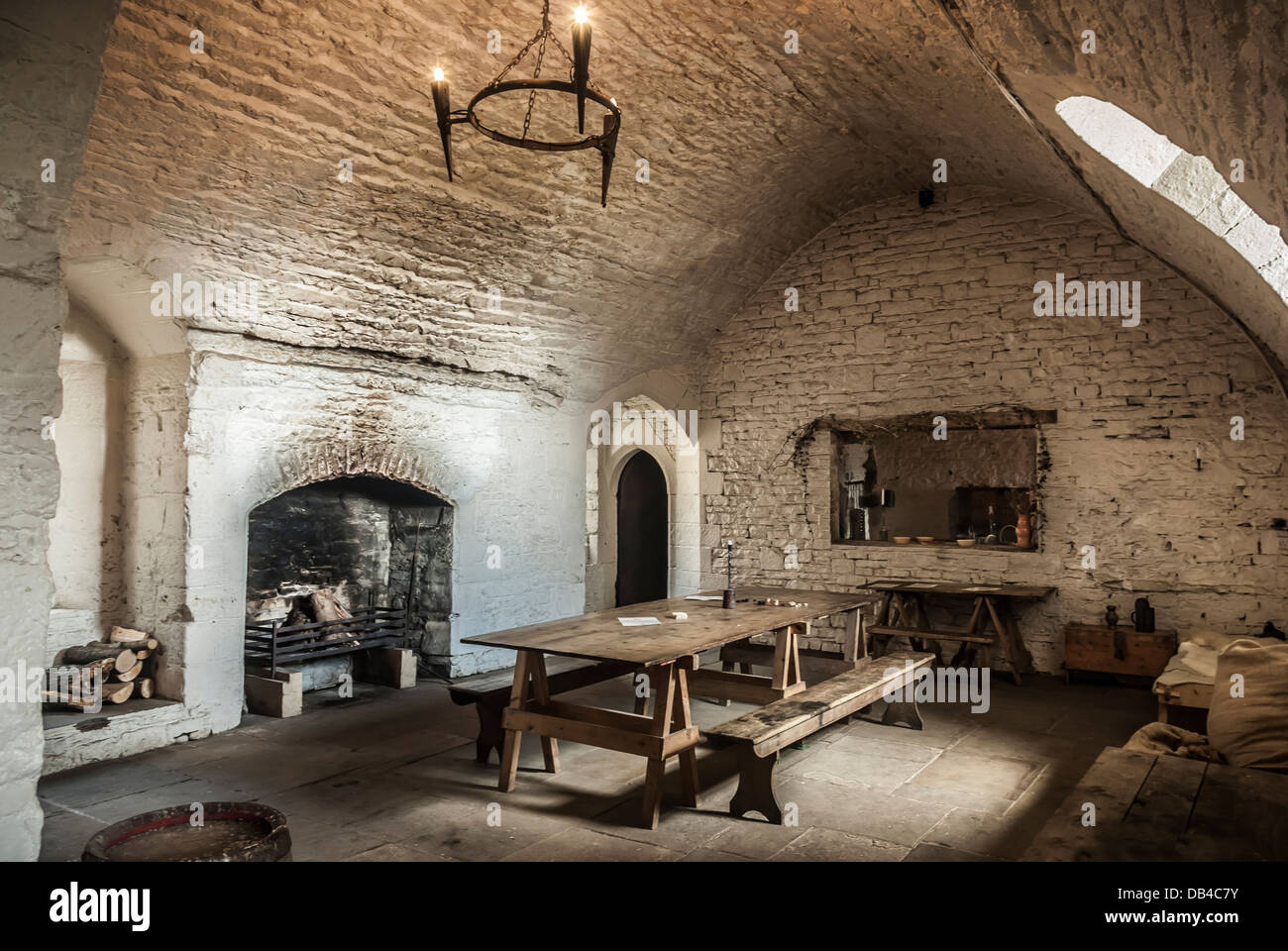 Una sala da pranzo-cucina all'interno di un castello medievale Foto ...