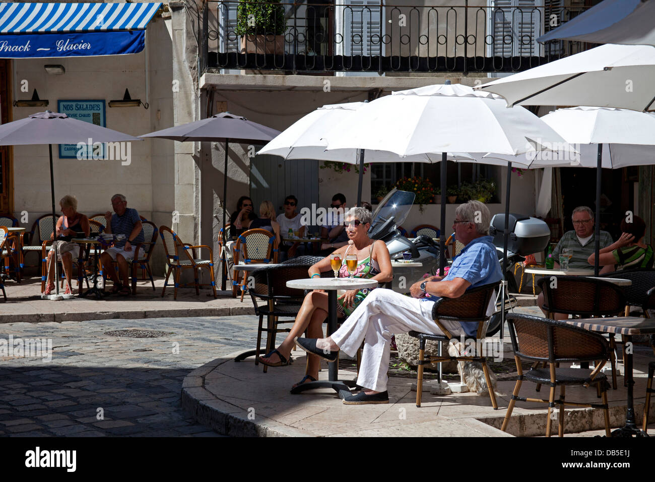 Bar clienti immagini e fotografie stock ad alta risoluzione - Alamy