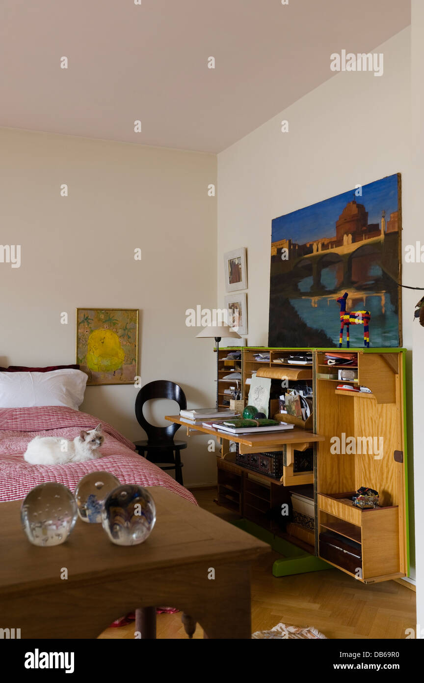 Camera da letto pieghevole armadio/scrivania e antichi 'gotiche' tavolo ...
