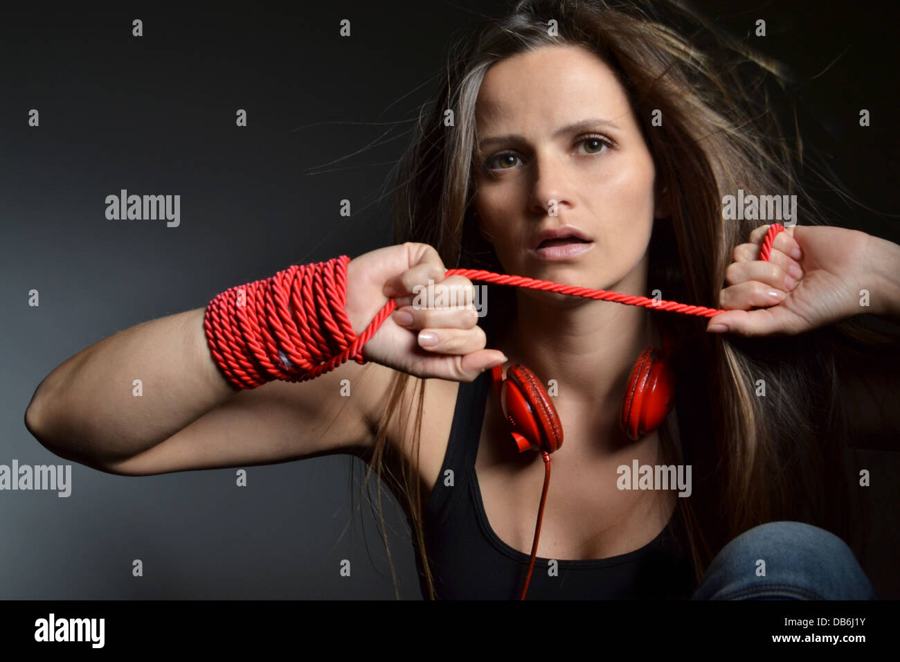 Woman tied violence immagini e fotografie stock ad alta risoluzione - Alamy