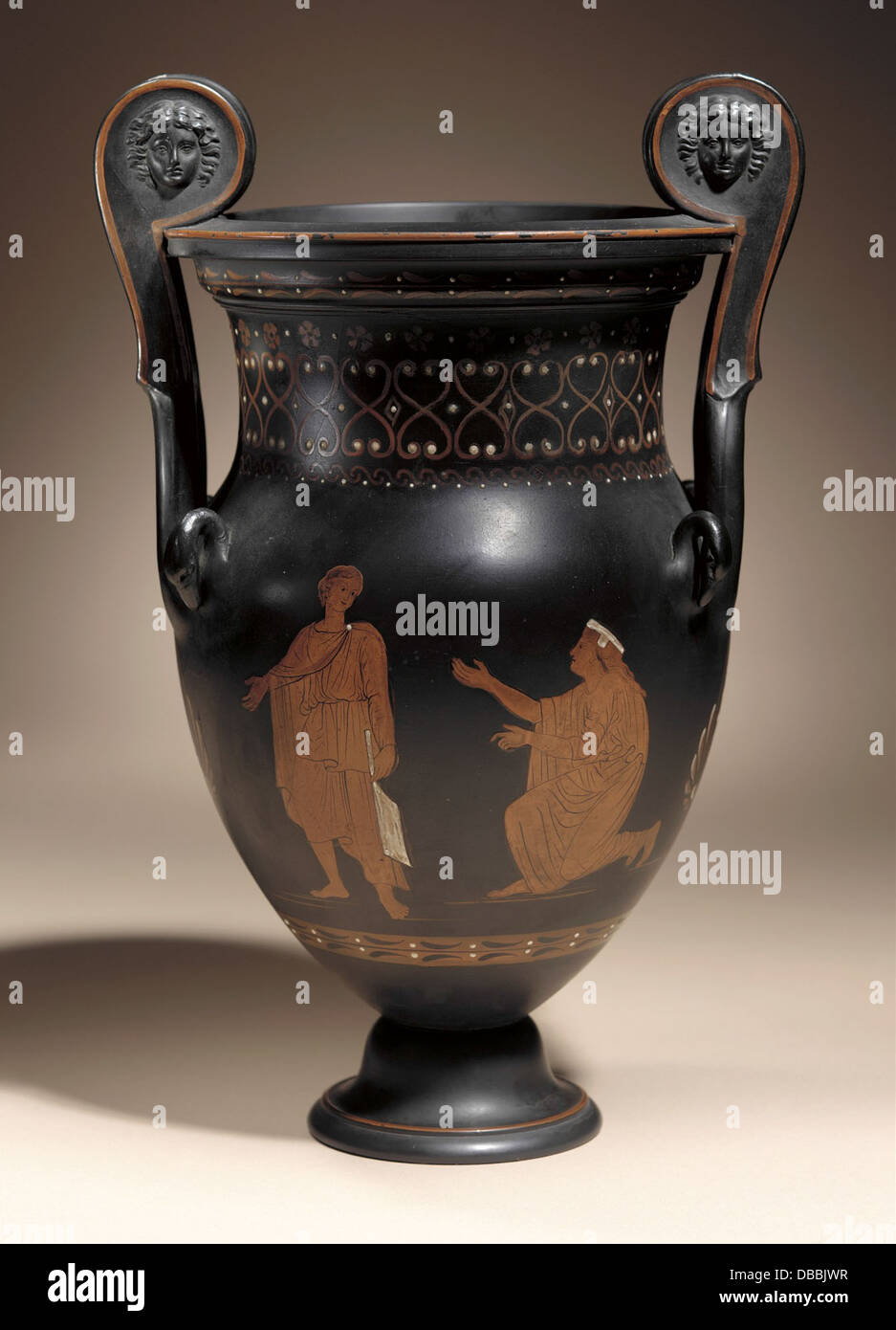 Questo vaso di krater in voluta greca è caratterizzato da manici ...