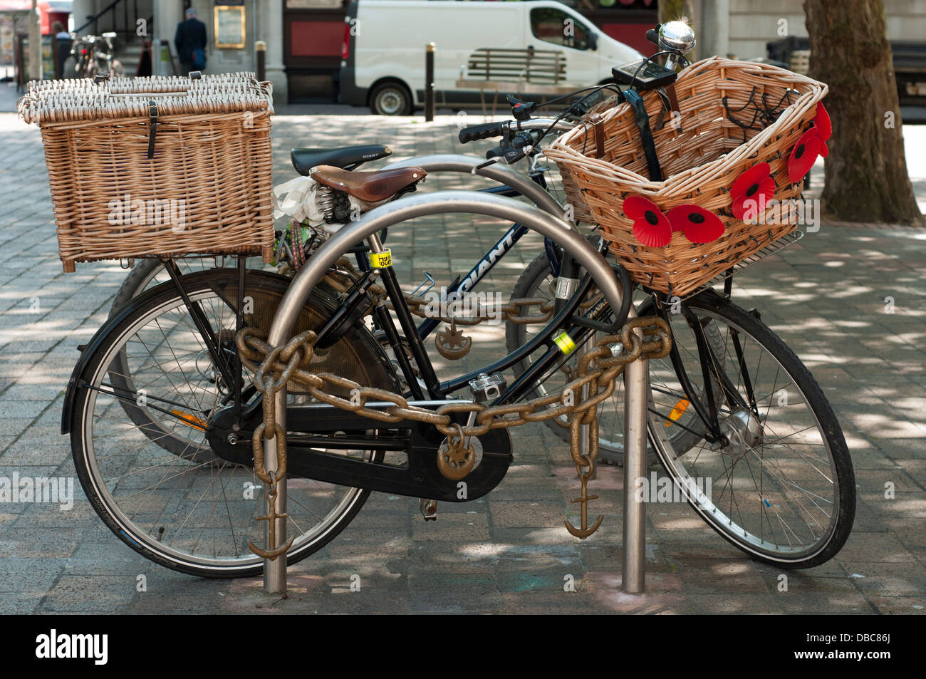 Bicicletta incatenata al cavalletto immagini e fotografie stock ad alta ...