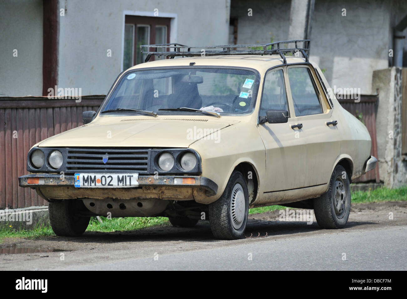 Vecchia auto Dacia, Romania Foto stock - Alamy