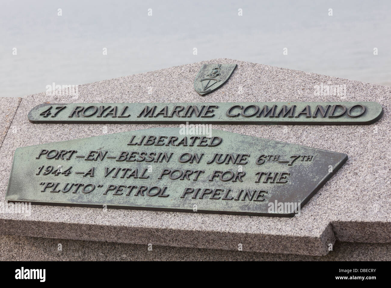 Francia, Normandia, Port en bessin, monumento alla British 47th Royal ...
