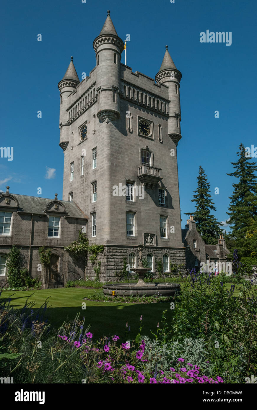 Balmoral castle gardens immagini e fotografie stock ad alta risoluzione ...