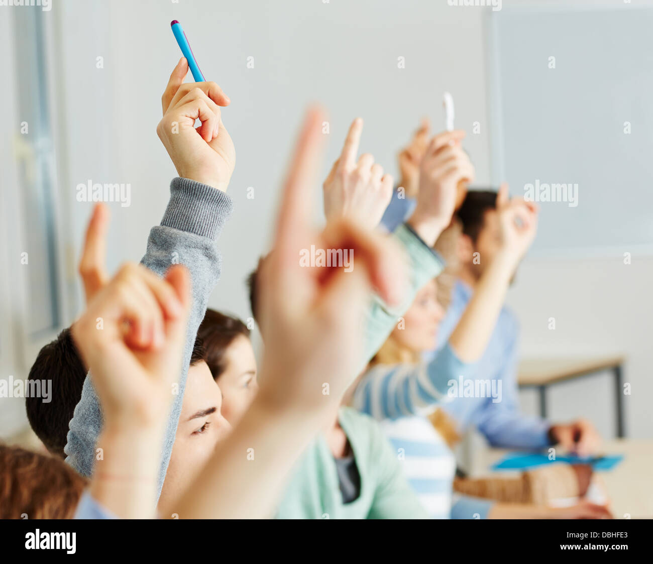 Studenti che alzano la mano in classe immagini e fotografie stock ad ...