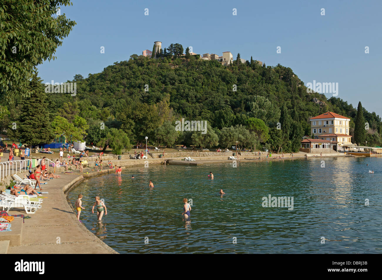 Spiaggia, Omisalj, Isola di Krk, golfo di Kvarner, Croazia Foto stock ...