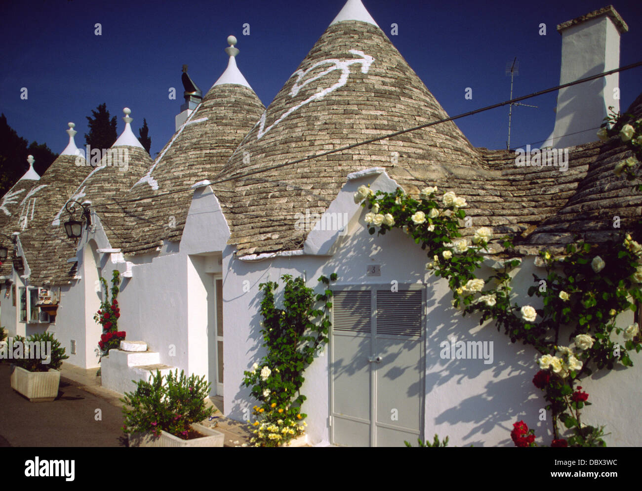 Alberobello è famosa per i suoi Trulli edifici con molti simboli ...
