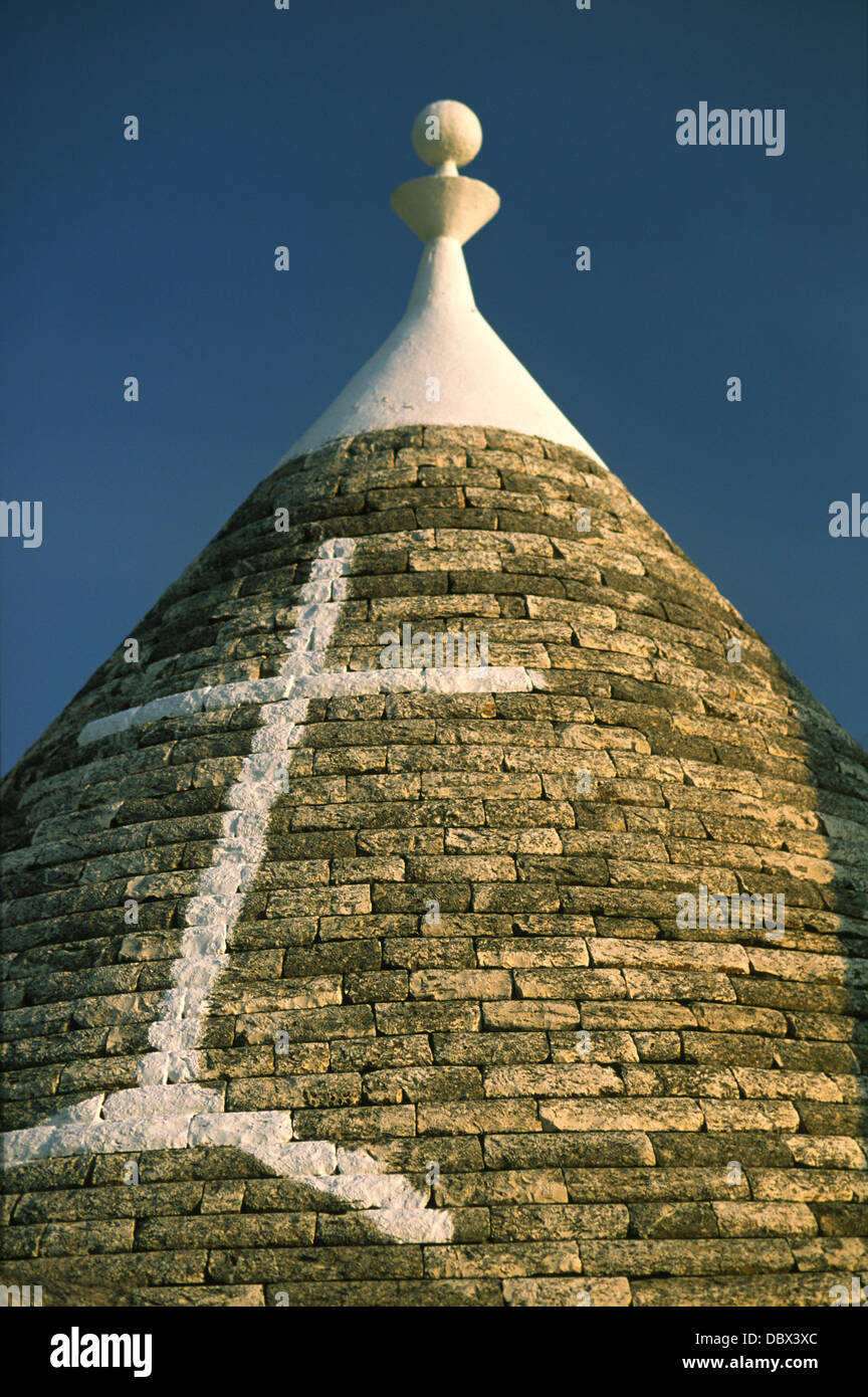 Alberobello è famosa per i suoi Trulli edifici con molti simboli ...