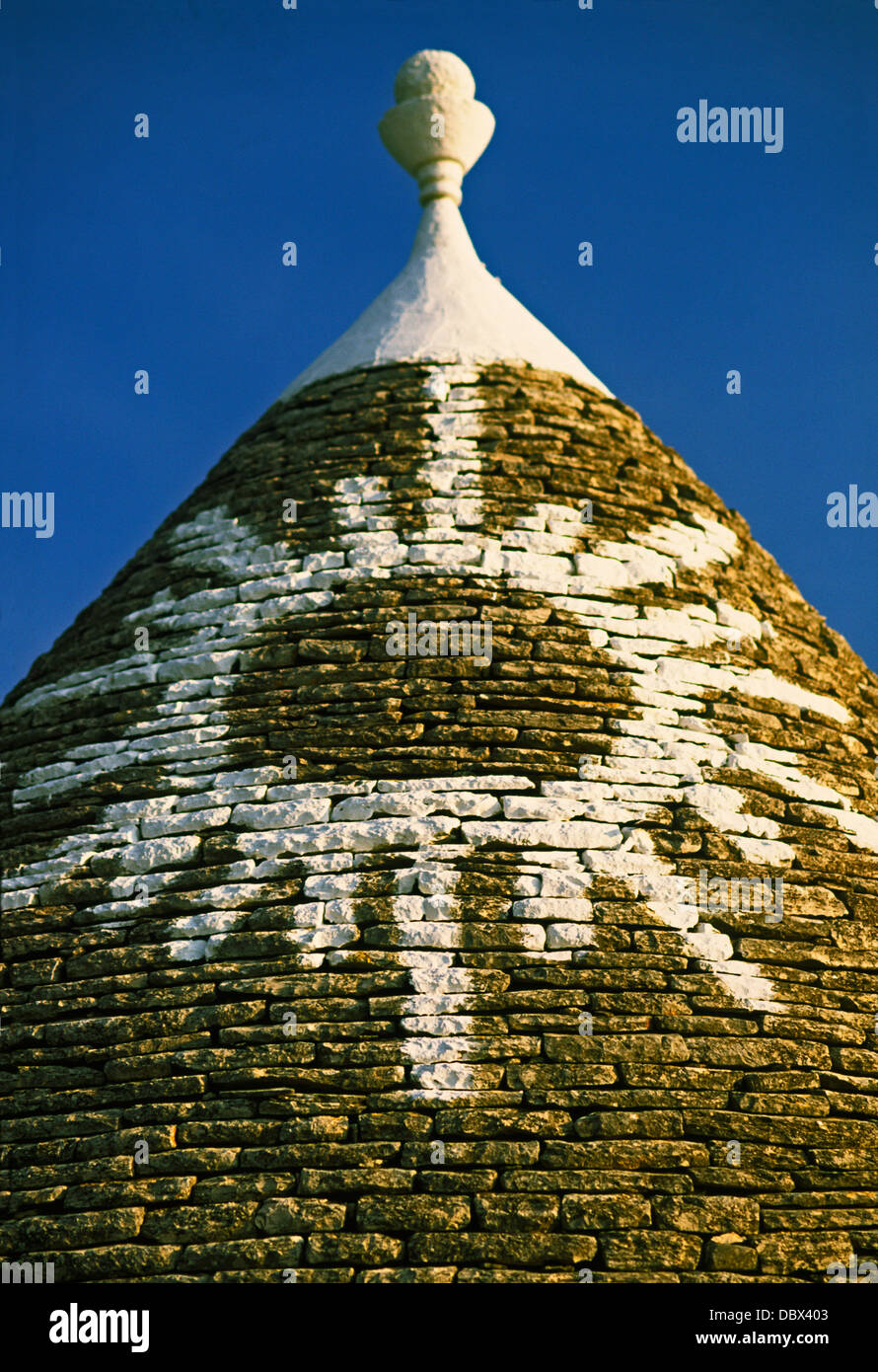 Alberobello è famosa per i suoi Trulli edifici con molti simboli ...