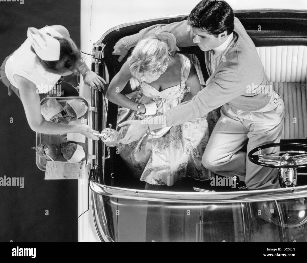 Anni Cinquanta DRIVE-IN RISTORANTE CARHOP cameriera sui pattini a ...