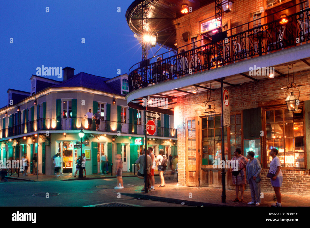 NEW ORLEANS LA Quartiere Francese Bourbon Street di notte Foto stock ...