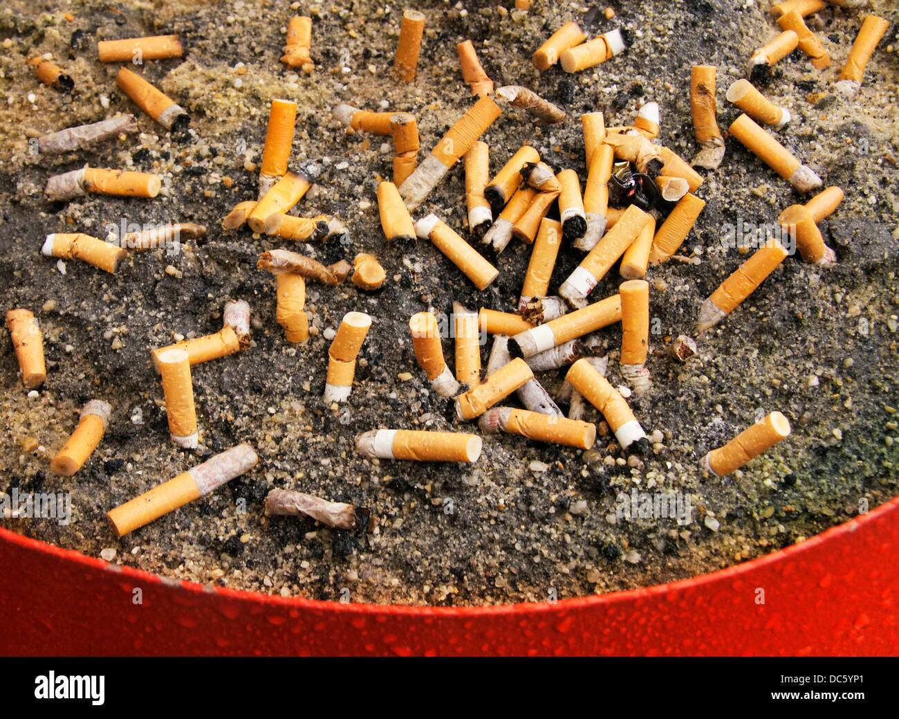 Fumare sigarette immagini e fotografie stock ad alta risoluzione - Alamy